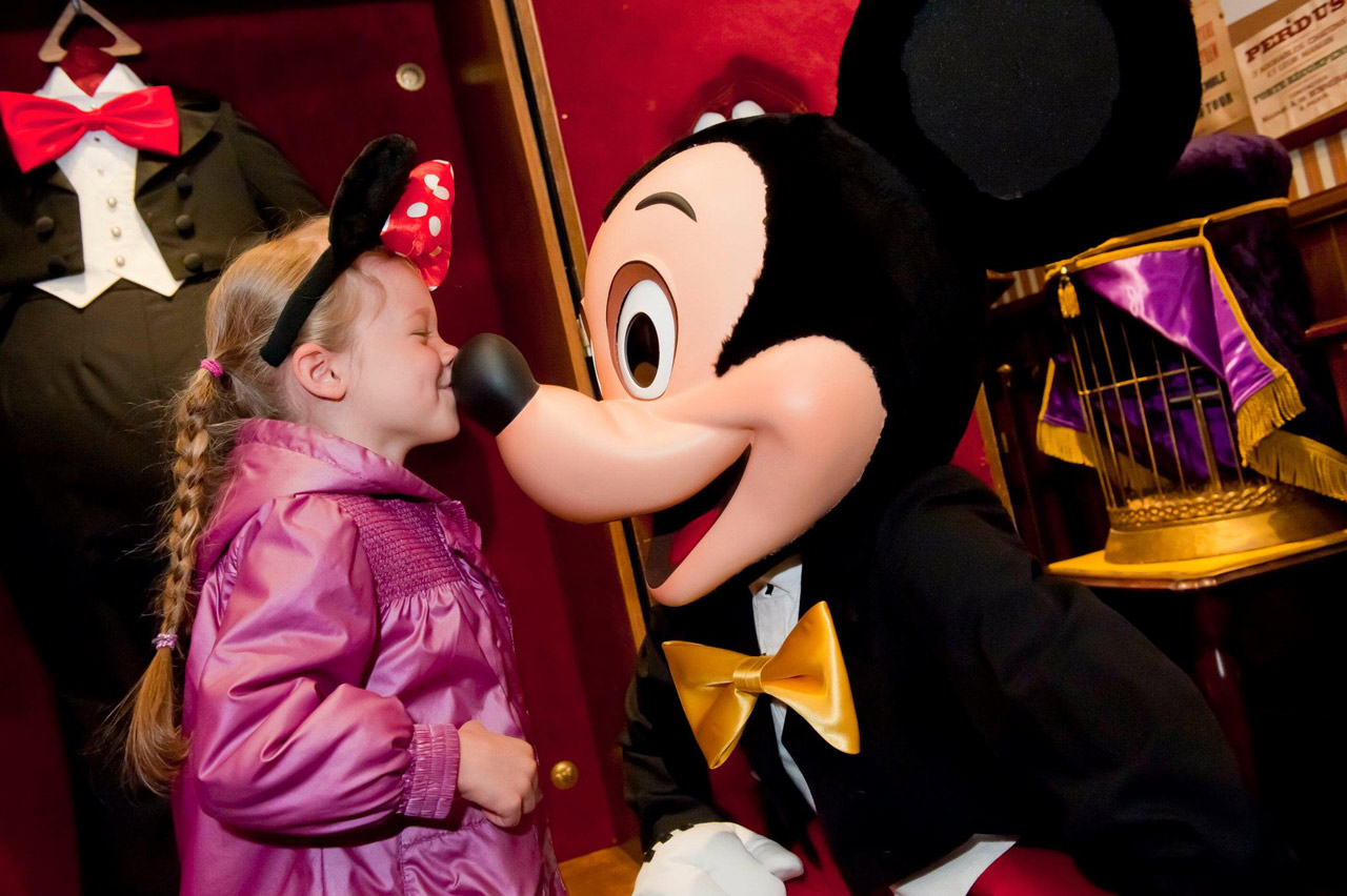 Meet Mickey Mouse opens to guests after one day delay — first official ...