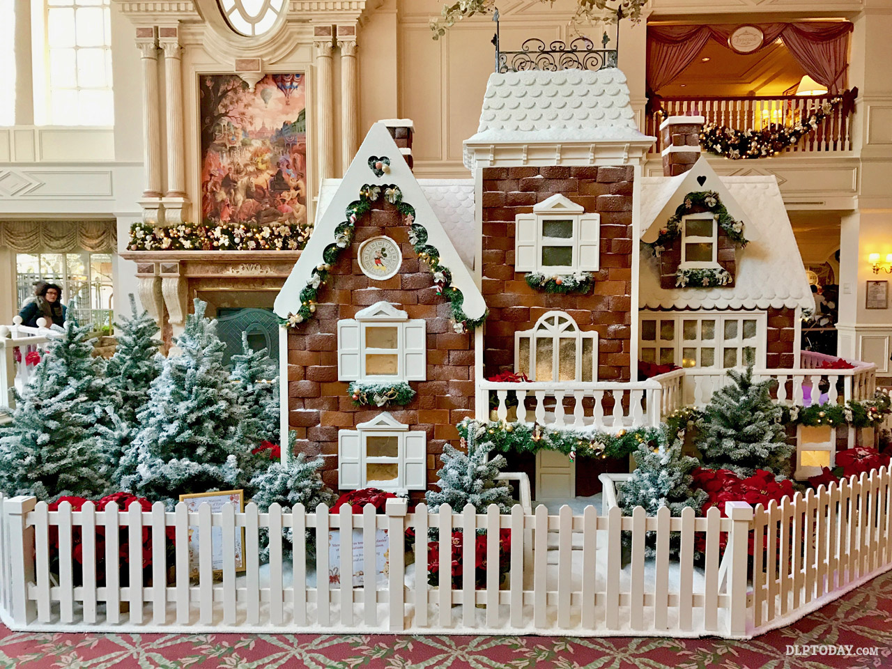 The Disneyland Hotel Christmas Gingerbread House — in mouthwatering ...