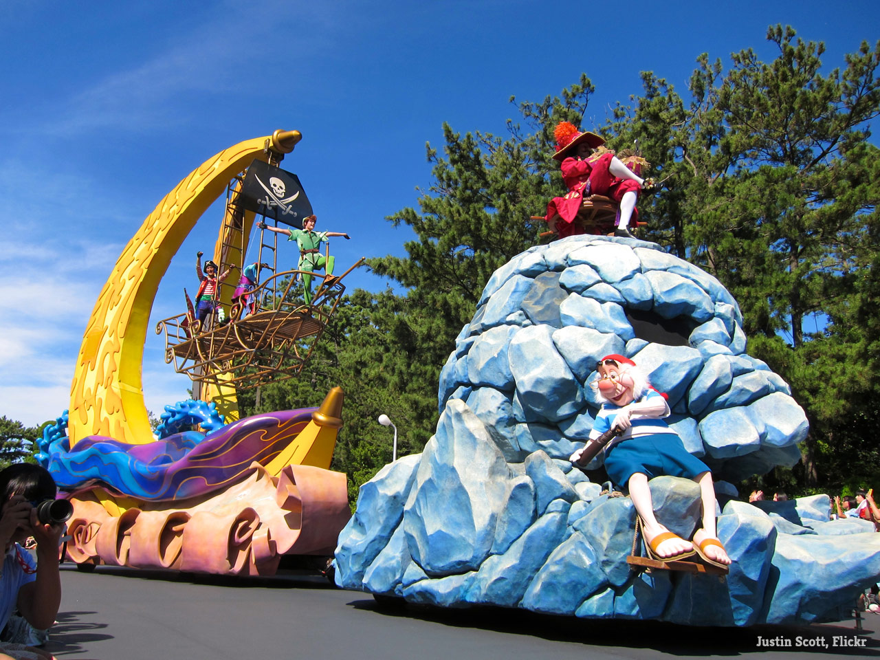 Discover all 8 Disney Stars on Parade floats – names and characters ...